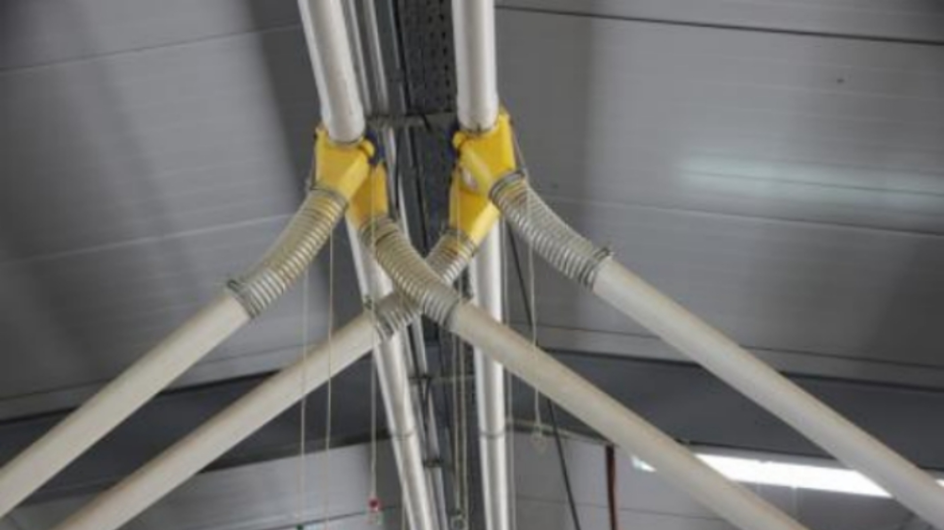 Flex-Auger compound feed conveyor - Age